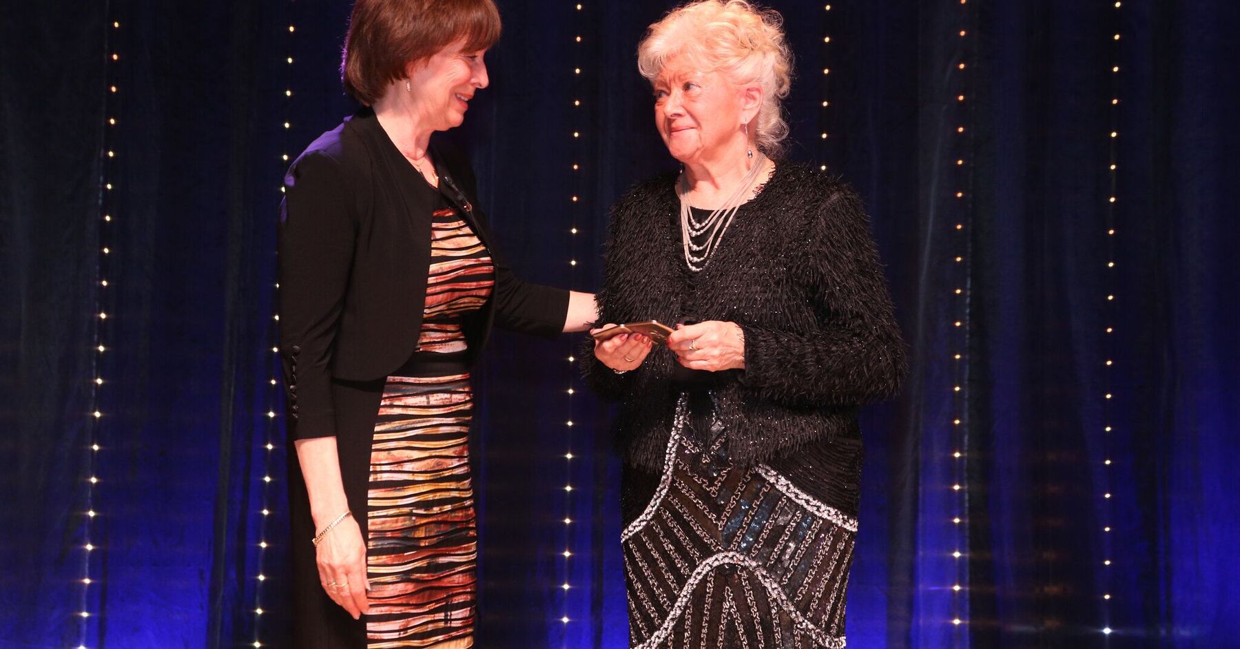 Ehrennadeln der Oskar-Patzelt-Stiftung für Erzgebirgerin – Erzgebirge ...